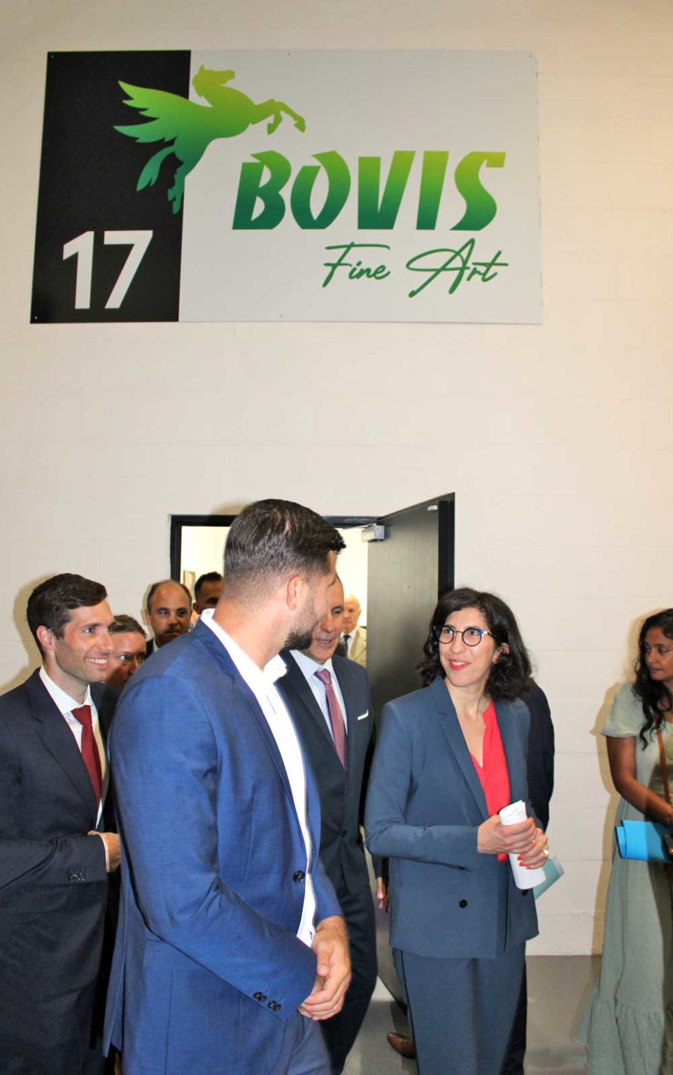 La Ministre de la Culture, Mme Rima Abdul Malak, visite les entrepôts parisiens de Bovis Fine ...