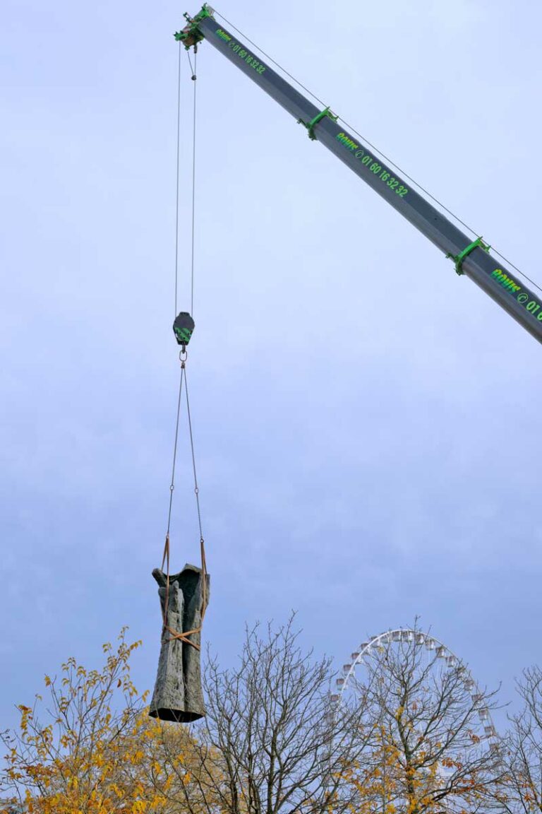 Dépose et manutention d'une sculpture monumentale à Paris - Bovis Fine Art